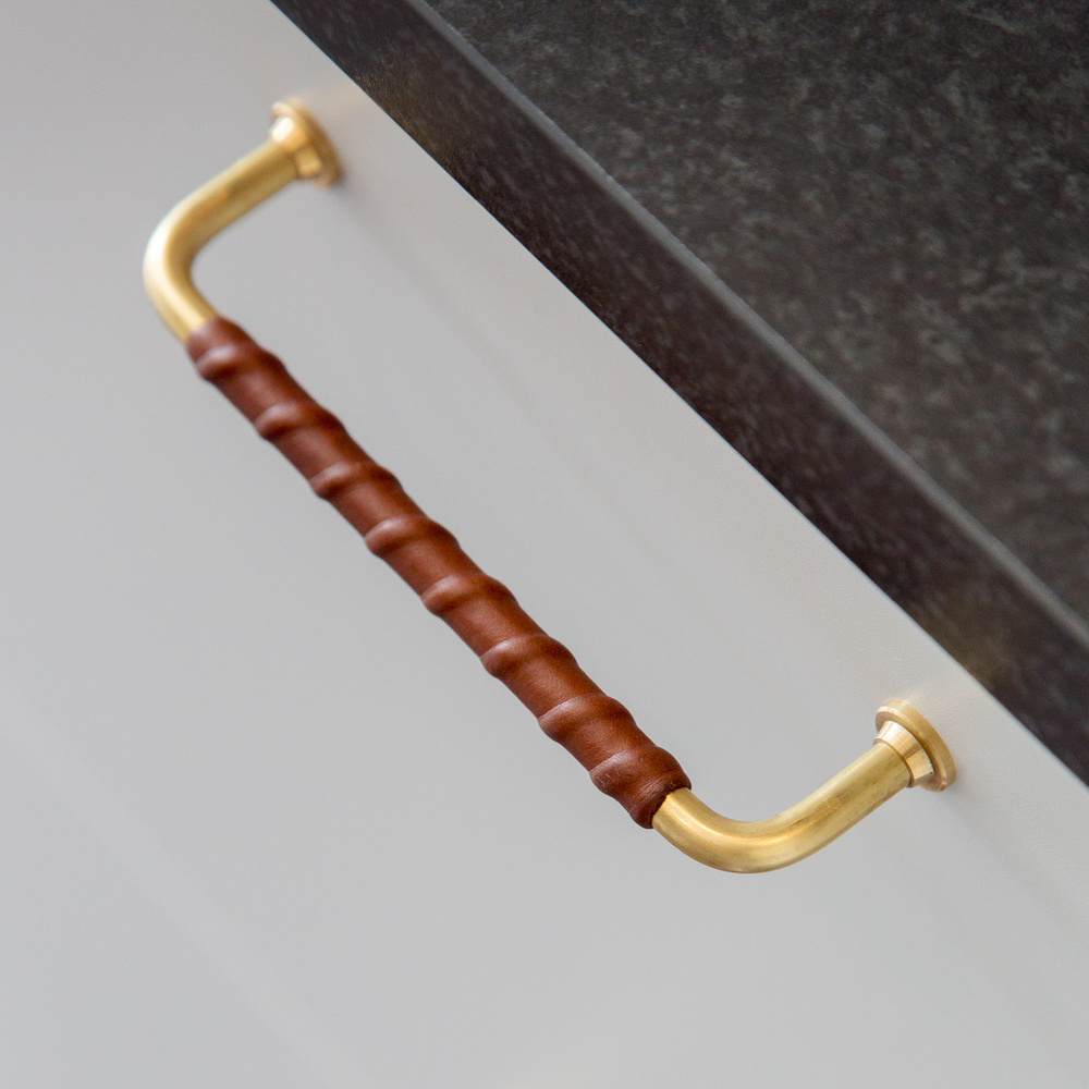Signe 96 Brushed gold - Leather-wrapped handle in brass