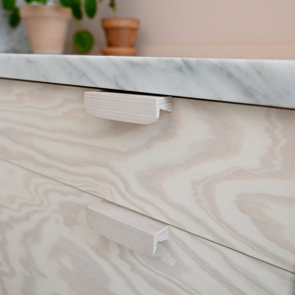 Frida 80 Teak finish - Handle in ash wood