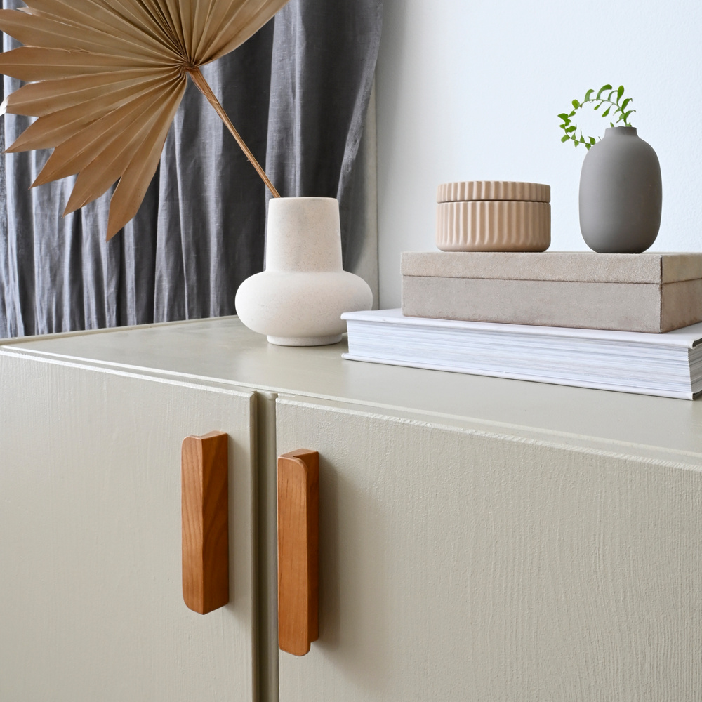 Frida 120 Teak finish - Handle in ash wood