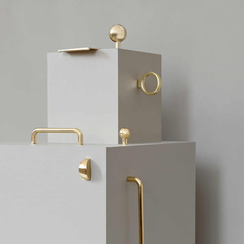 Stina 40Ø Shiny Brass - Knobs in steel