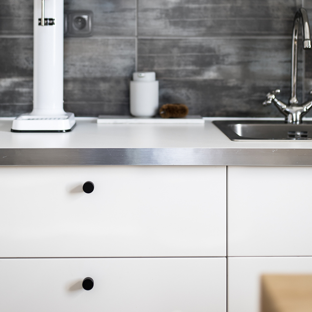 Agda 24Ø Brushed Steel - Knob in aluminum